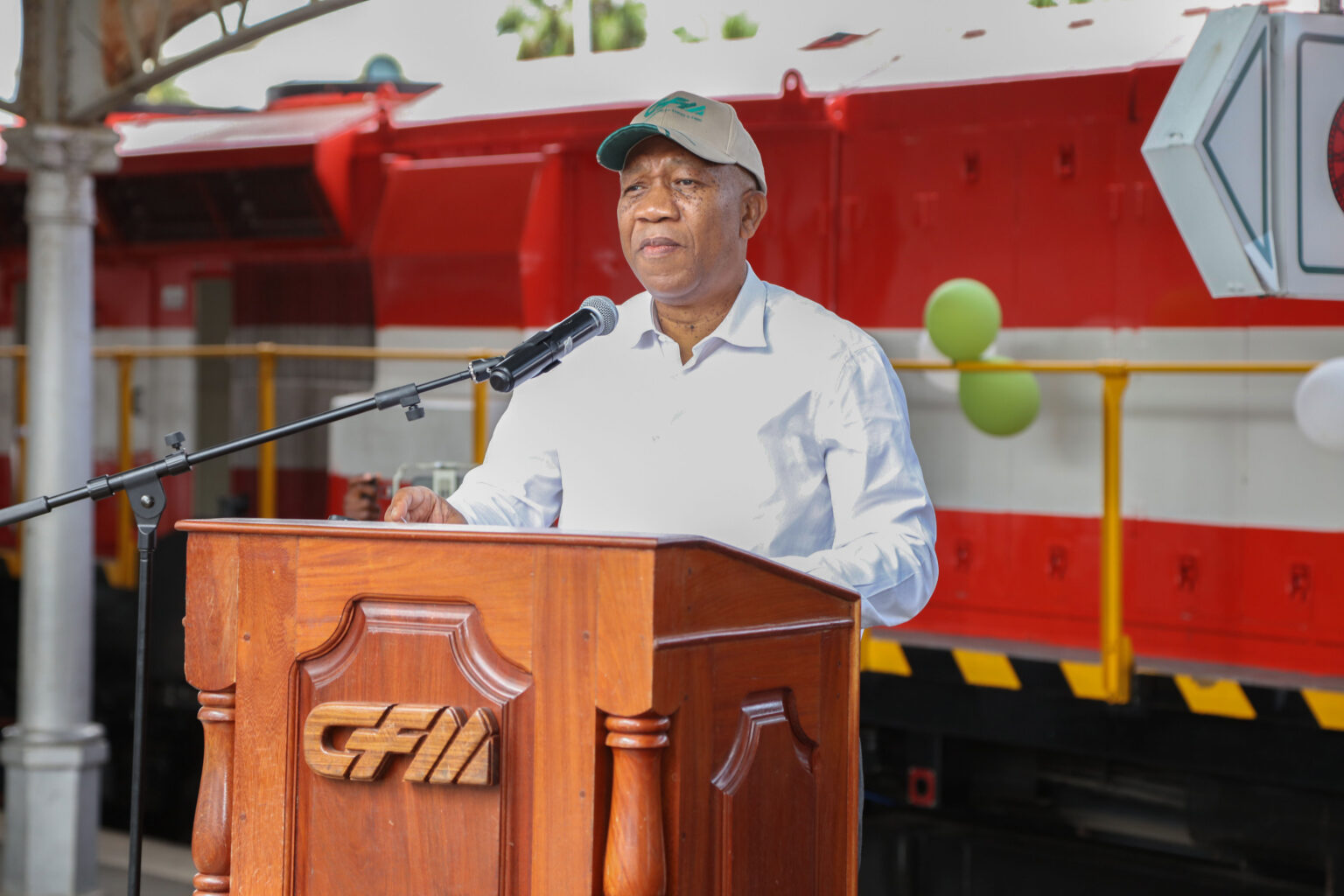 CFM inaugura duas Novas Locomotivas - CFM - Caminhos De Ferros de ...